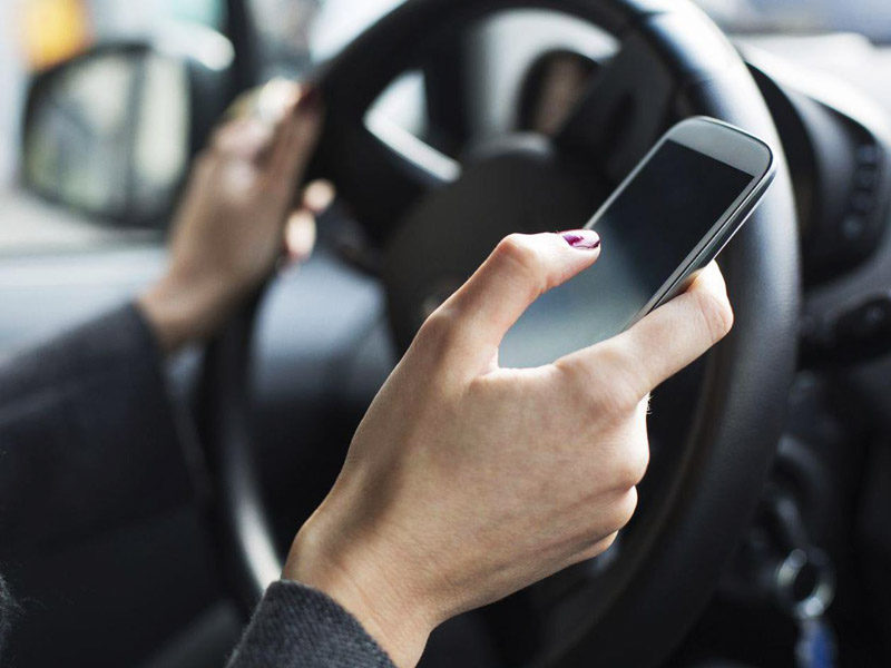 Usar o telemóvel enquanto conduz pode dar multa até 1250 euros – Motorguia