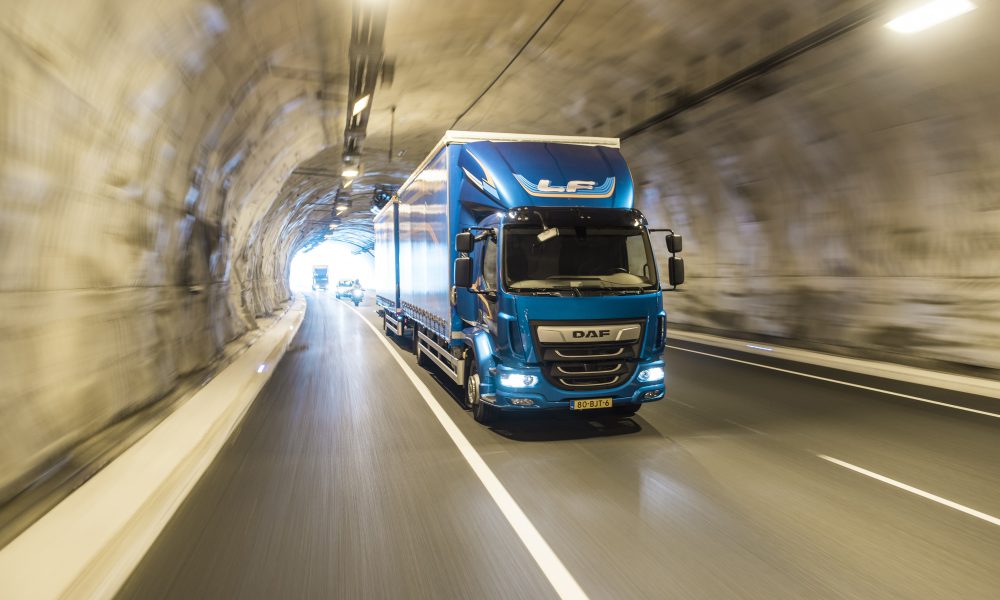 Série LF da DAF ganha novos motores Paccar e transmissões PowerLine ...